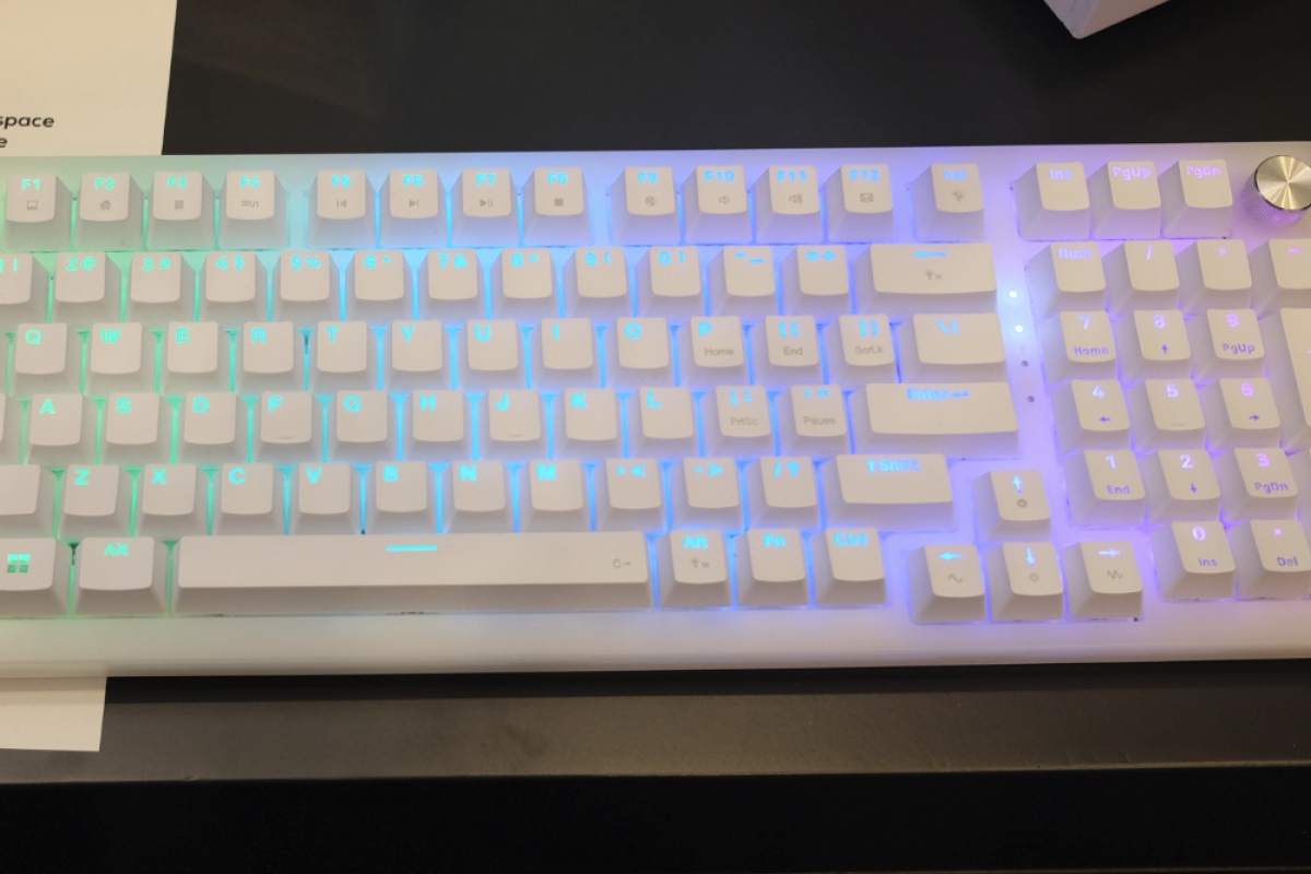 Nuevo teclado mecánico compacto de 98 teclas iBuyPower MK9 Pro