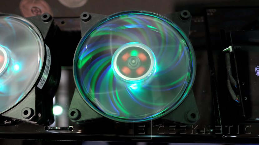 Cooler Master apuesta por el RGB con su propio controlador dedicado